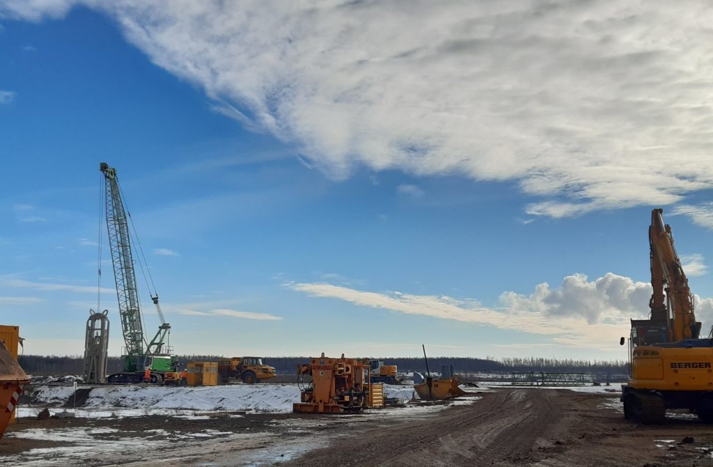 Schlitzwand-Errichten und Kippenboden-Untersuchungen am zukünftigen ...