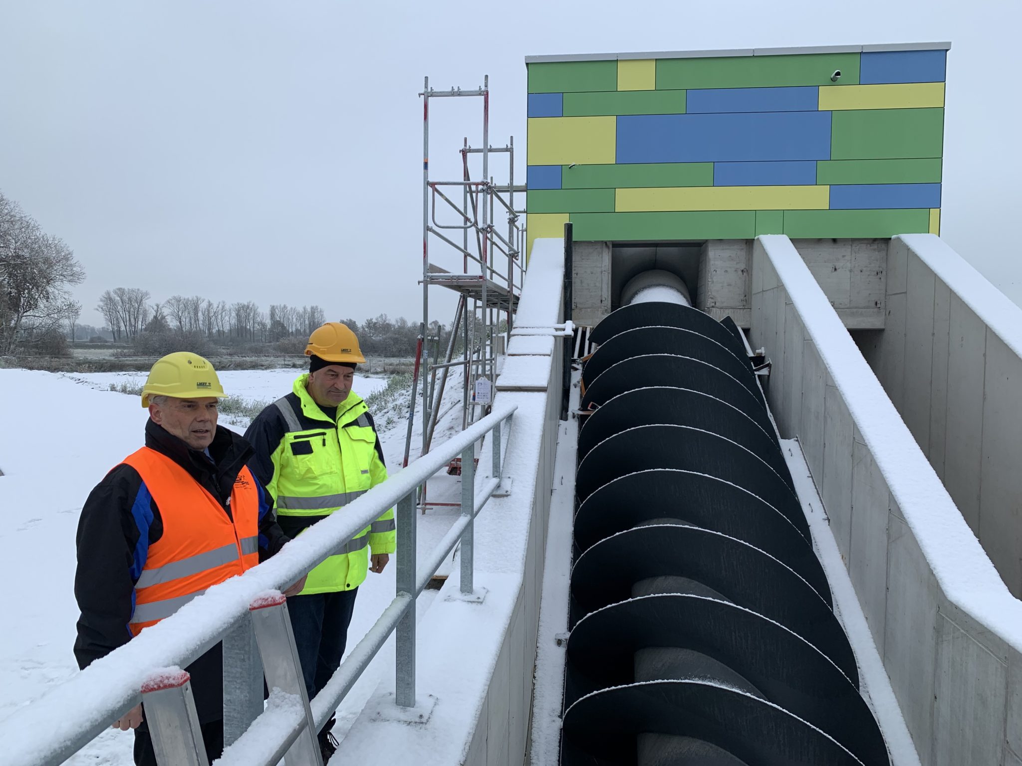 Baufortschritt sichtbar: Aufstellen der künftigen Eisenschlamm-Silos in ...